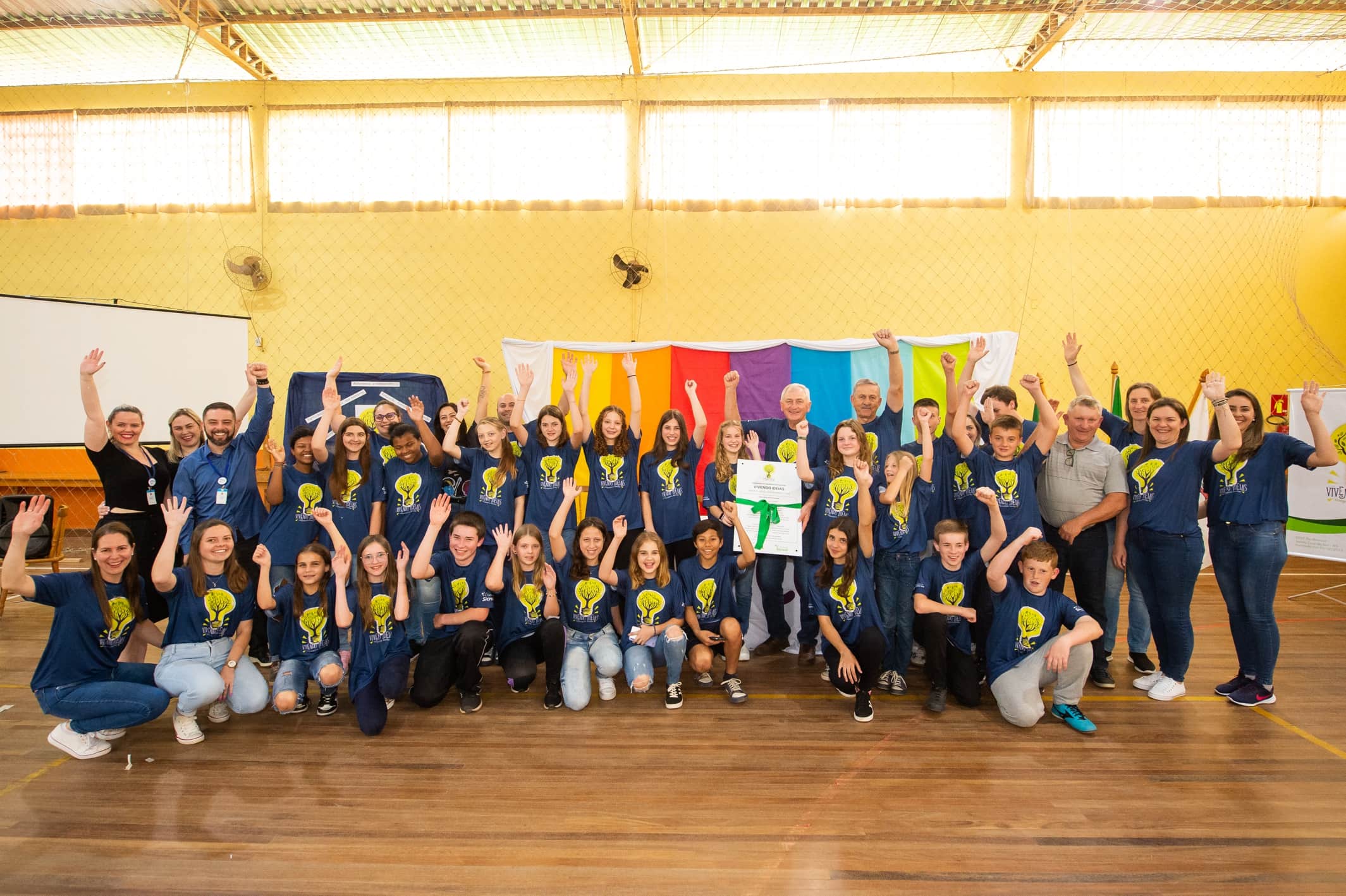 Estudantes comemoram a fundação da Cooperativa Escolar Vivendo Ideias